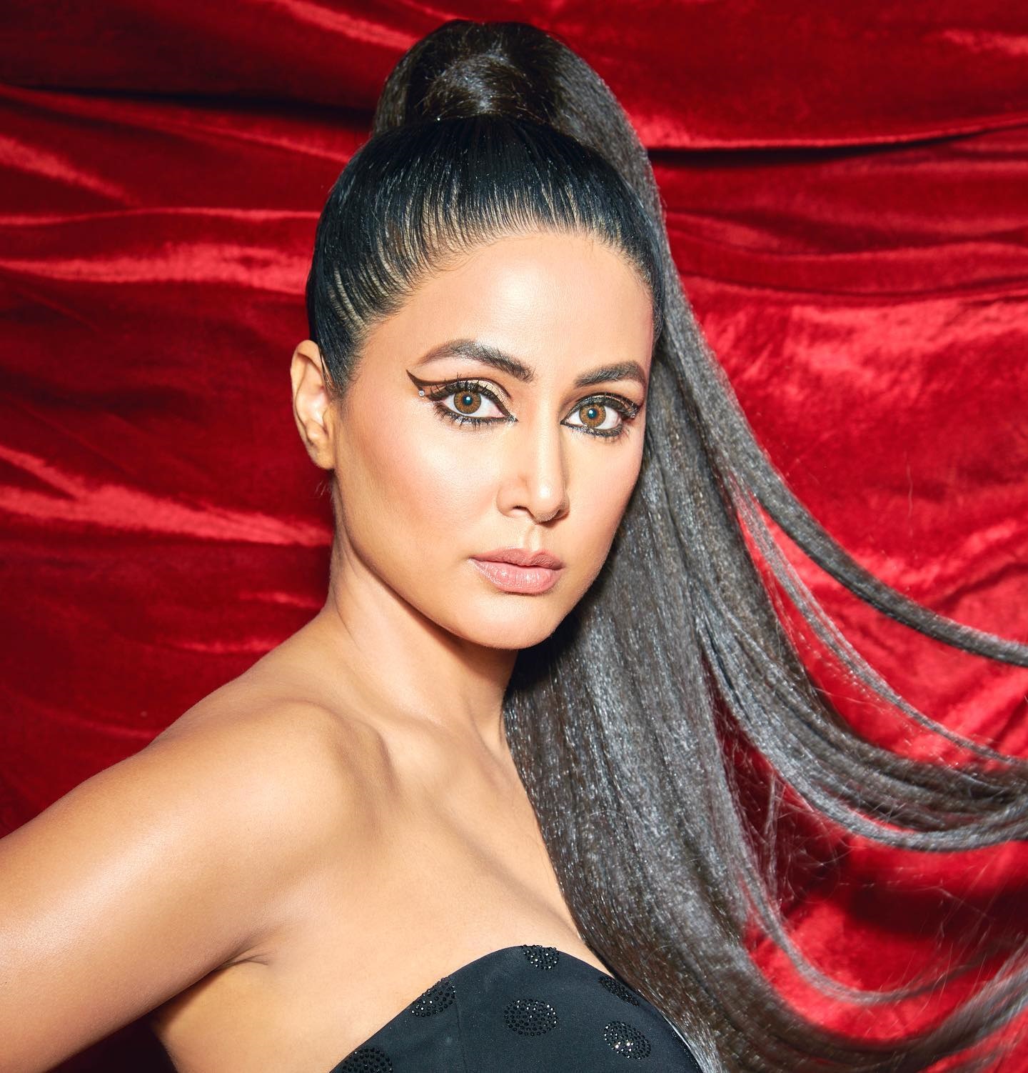 Hina Khan stunning looks - JSWTV.TV