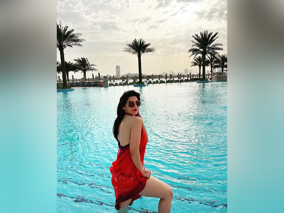 Pic Talk: Red Hot Mehreen poolside view - JSWTV.TV