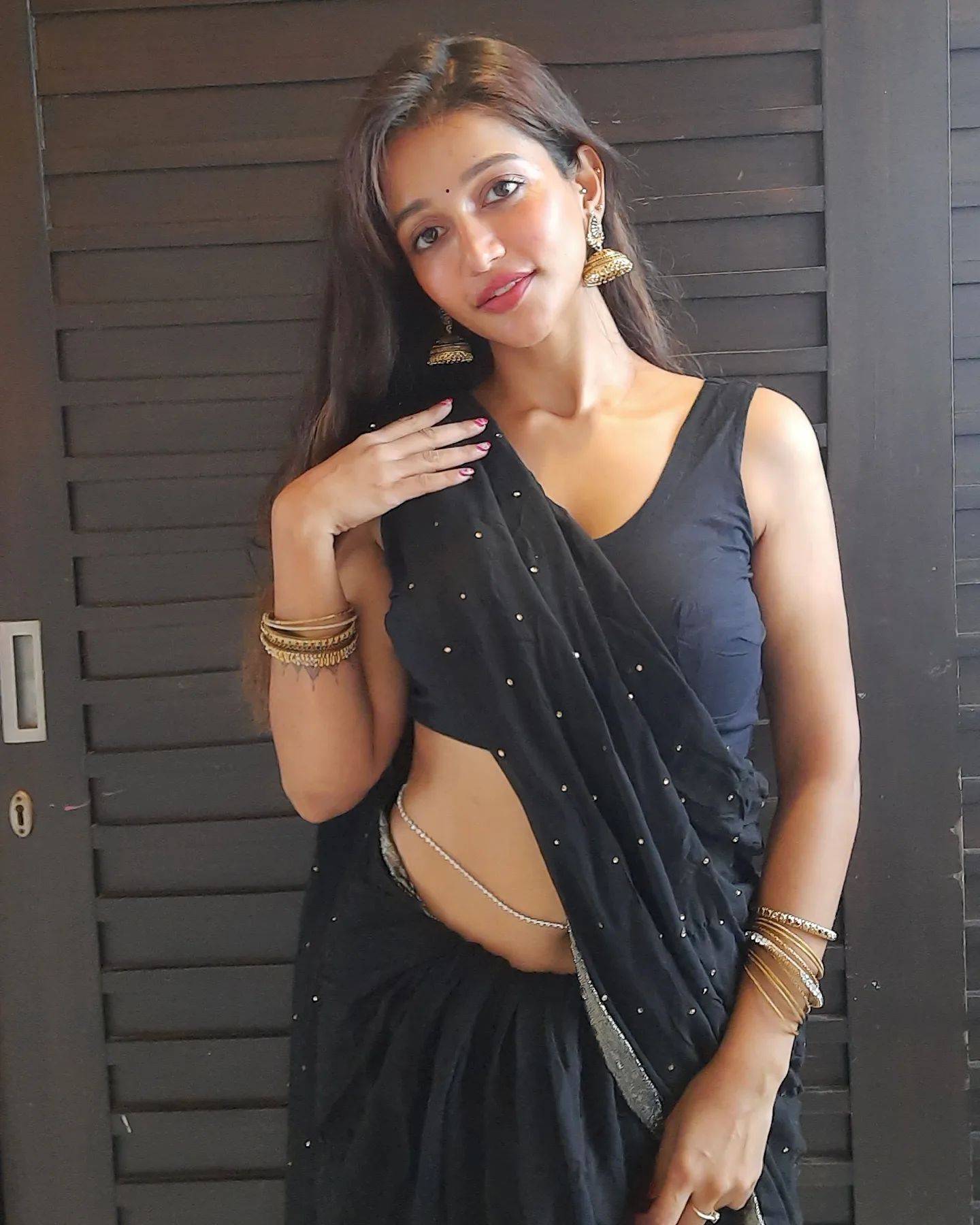 Anaika Soti treat in black saree show - JSWTV.TV