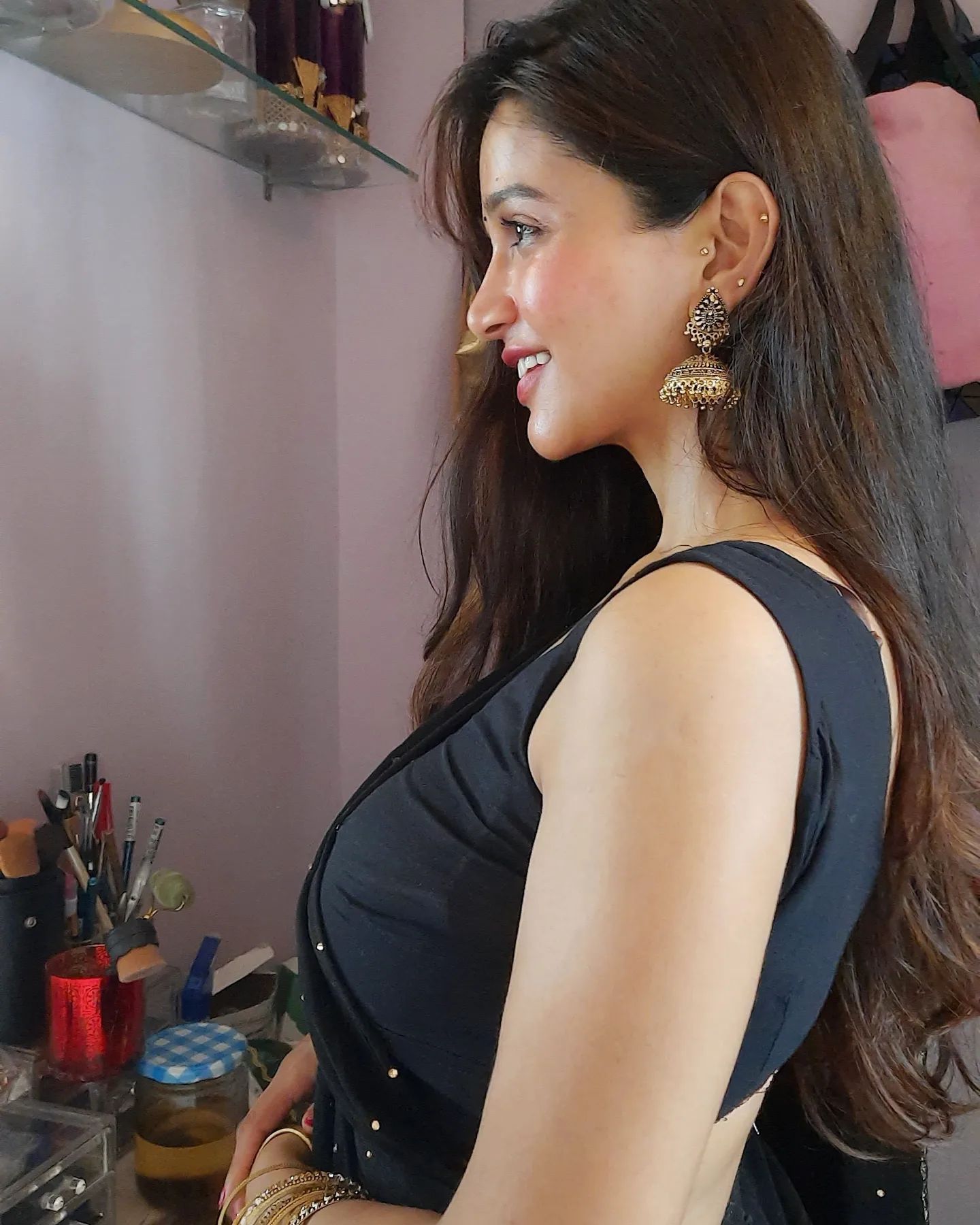 Anaika Soti treat in black saree show - JSWTV.TV